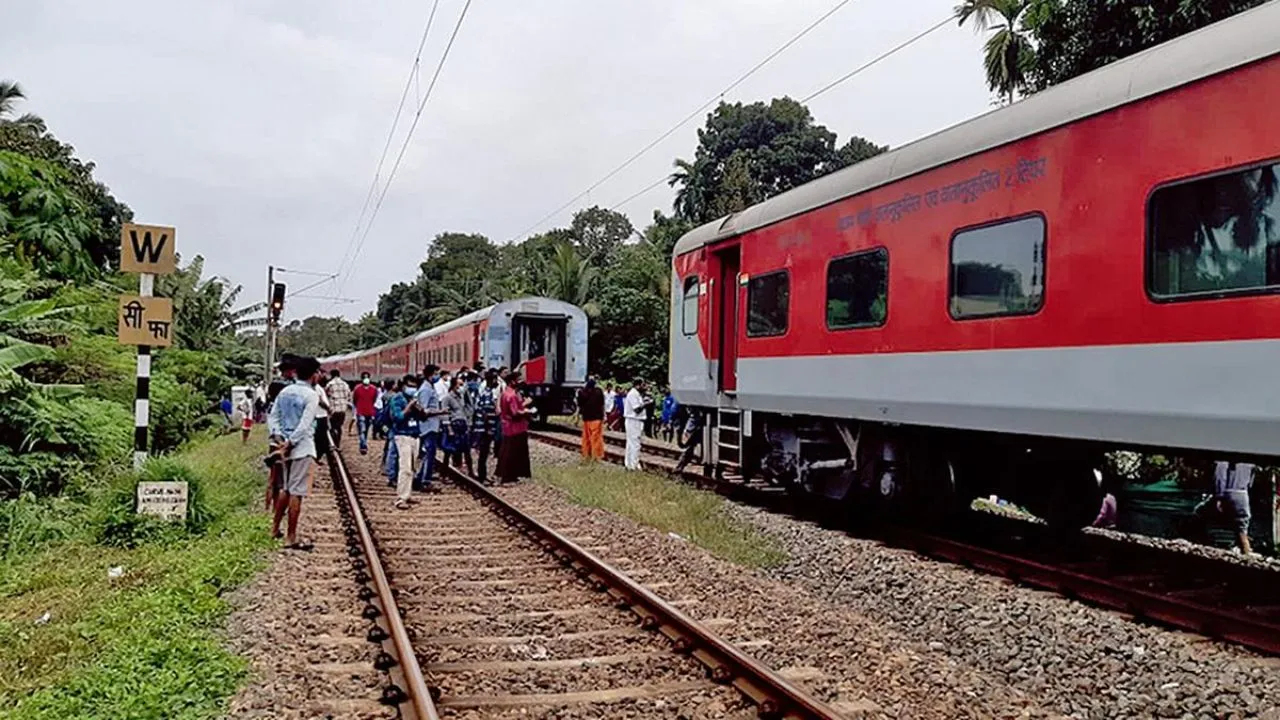 ଦୁଇ ଭାଗ ହେଲା ଫଲକନୁମା ଏକ୍ସପ୍ରେସ୍ - Samaja Live
